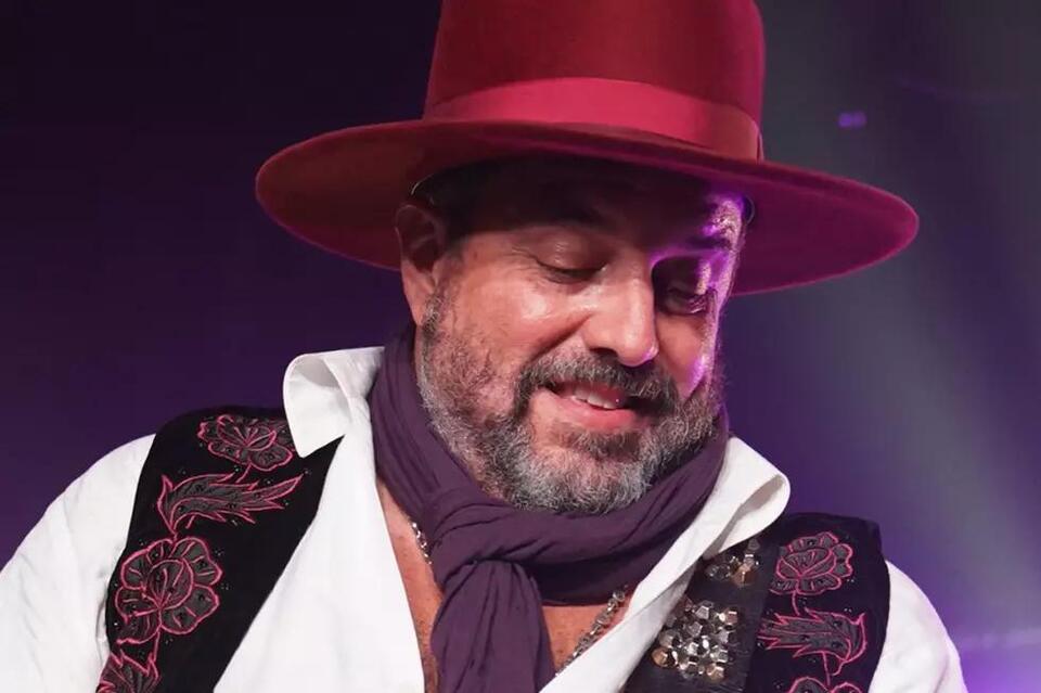 The Mavericks Take a Break From Tour as Raul Malo Continues to Fight ...