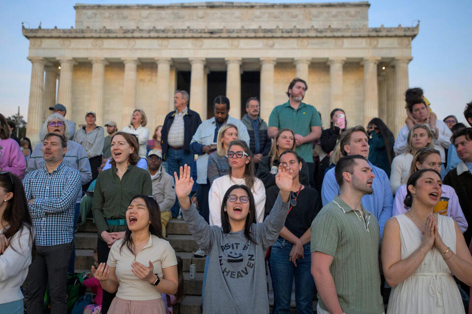 Photos show Christians celebrating Easter around the world - NewsBreak