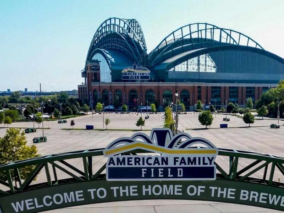 11 injured when escalator malfunctions in Brewers ballpark after game 11 injured when escalator malfunctions in Brewers ballpark after game