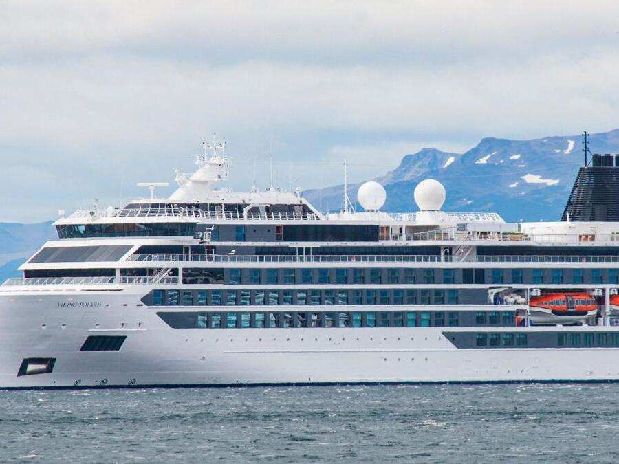 Deadly 'rogue wave' smashes into cruise ship near Antarctica — but ...