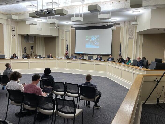 Lexington Council Easily Overrides Mayor S Vetoes Over New Positions