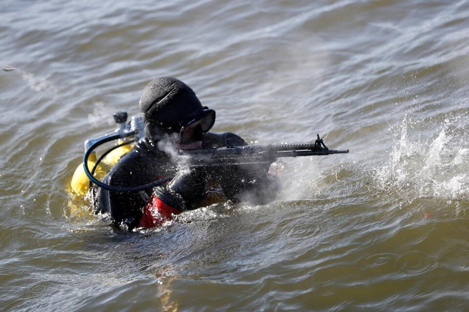 Russia's Underwater Rifle: A Frogman's Best Friend? - NewsBreak