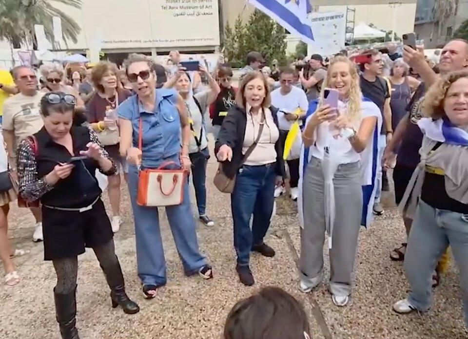 VIDEO: Israelis Sing & Dance In Hostages Square Following Peace Plan ...