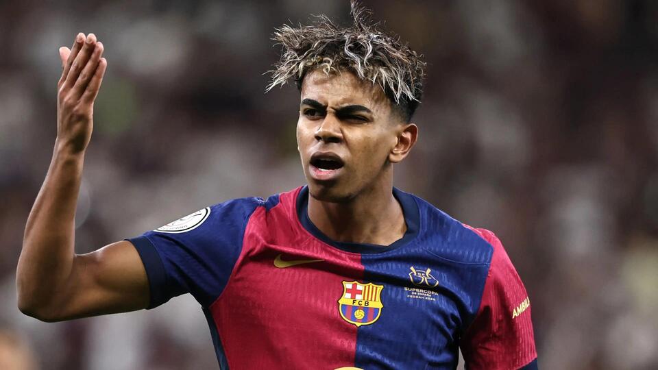 Lamine Yamal x WWE! Barcelona wonderkid joins team-mates at SmackDown ...