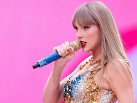 Taylor Swift’s Cat ‘Benjamin Button’ Looks on as She Puts Out Fire