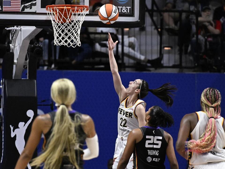 Caitlin Clark struggles early in WNBA debut before scoring 20 points in Fever’s loss to Connecticut