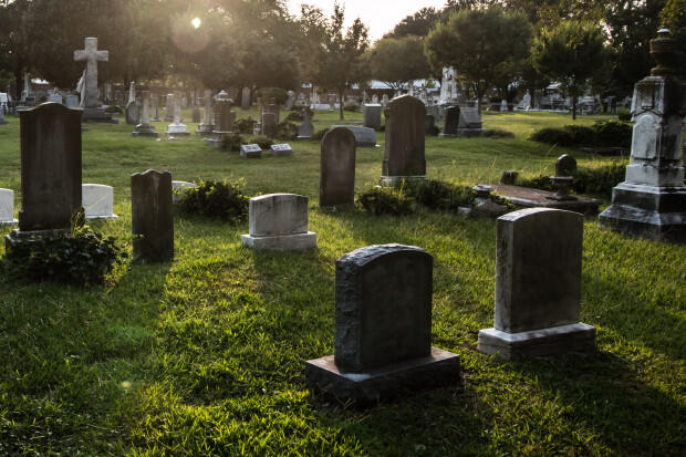 'Lifelike' Gravestone at Cemetery in Illinois Is Creepy Yet So Touching ...