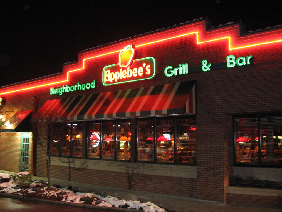 First date at Applebee’s goes downhill after the woman lets her match ...