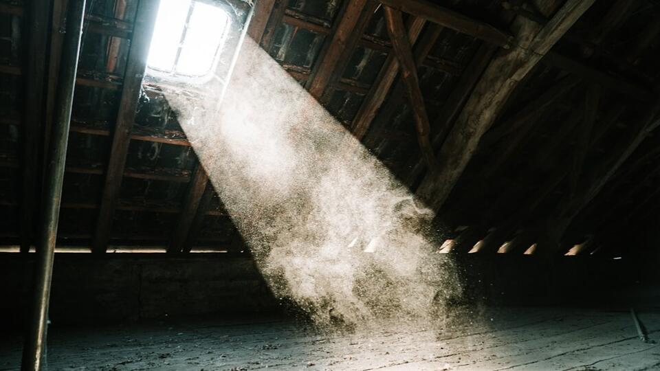 Why is there dust on my hallway floor every morning? - NewsBreak