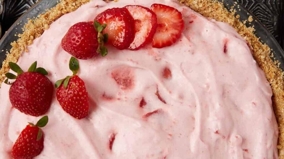 Strawberry Chiffon Pie That’s Light Without Being Fussy - NewsBreak