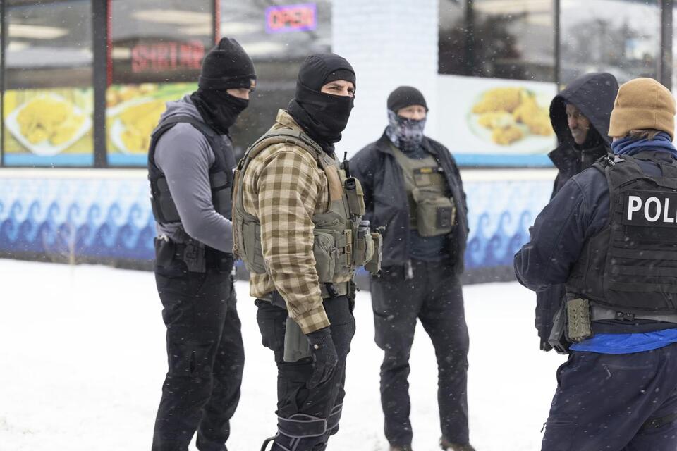 ICE Agent Kneels on Pregnant Woman as Bystanders Hurl Snowballs at Him ...