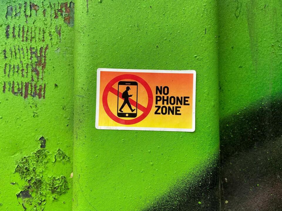NJ Schools Debate Banning Cell Phones In Classrooms - NewsBreak