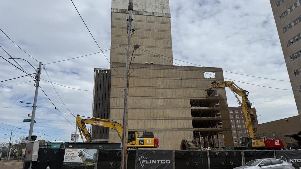 Demolition begins on abandoned Holiday Inn building in Medical District ...