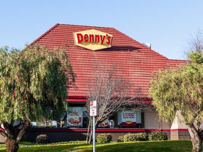 How Denny's is benefiting from California's $20 fast-food wage