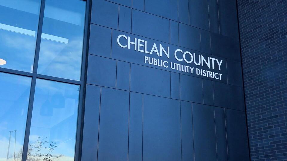 Worker dies after Lake Chelan utility pole collapse - NewsBreak