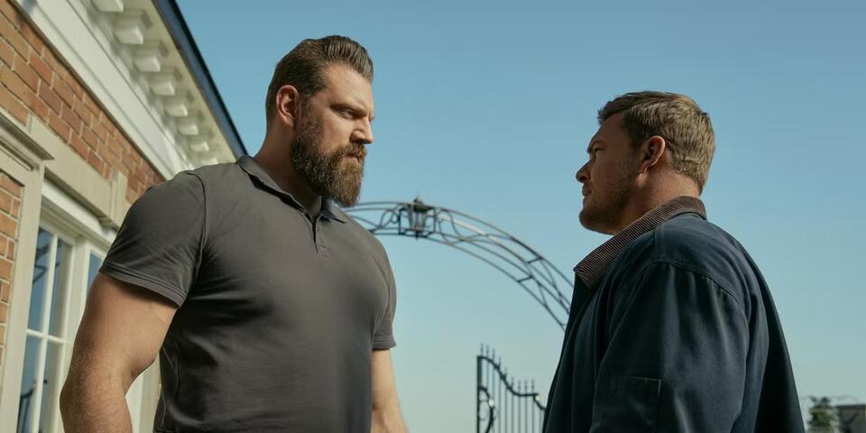 "Bavarian Arm Wrestling": Alan Ritchson Outsmarts the Gigantic Paulie ...