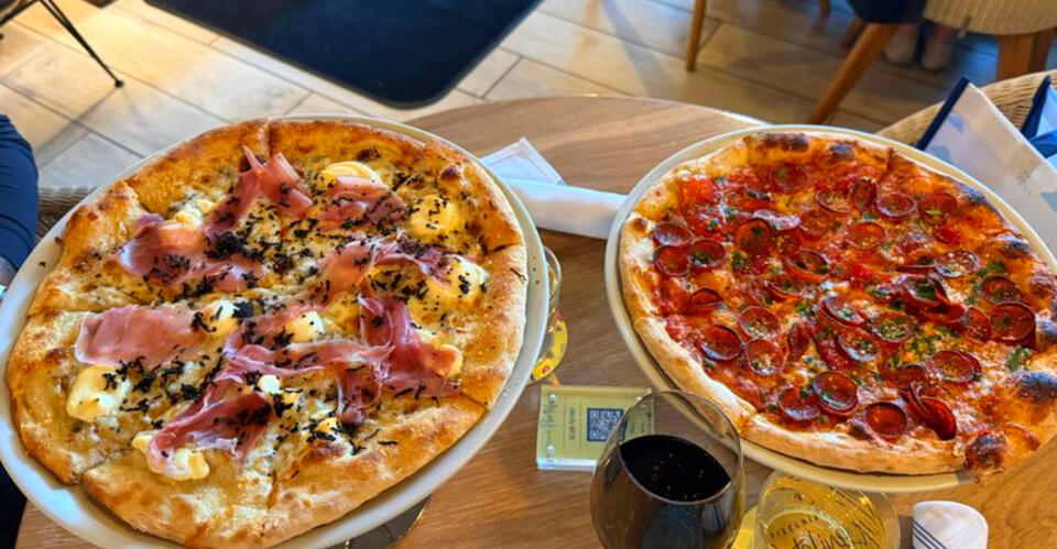 This Quiet Illinois Spot Is Winning Hearts With Its Famous Pizza ...