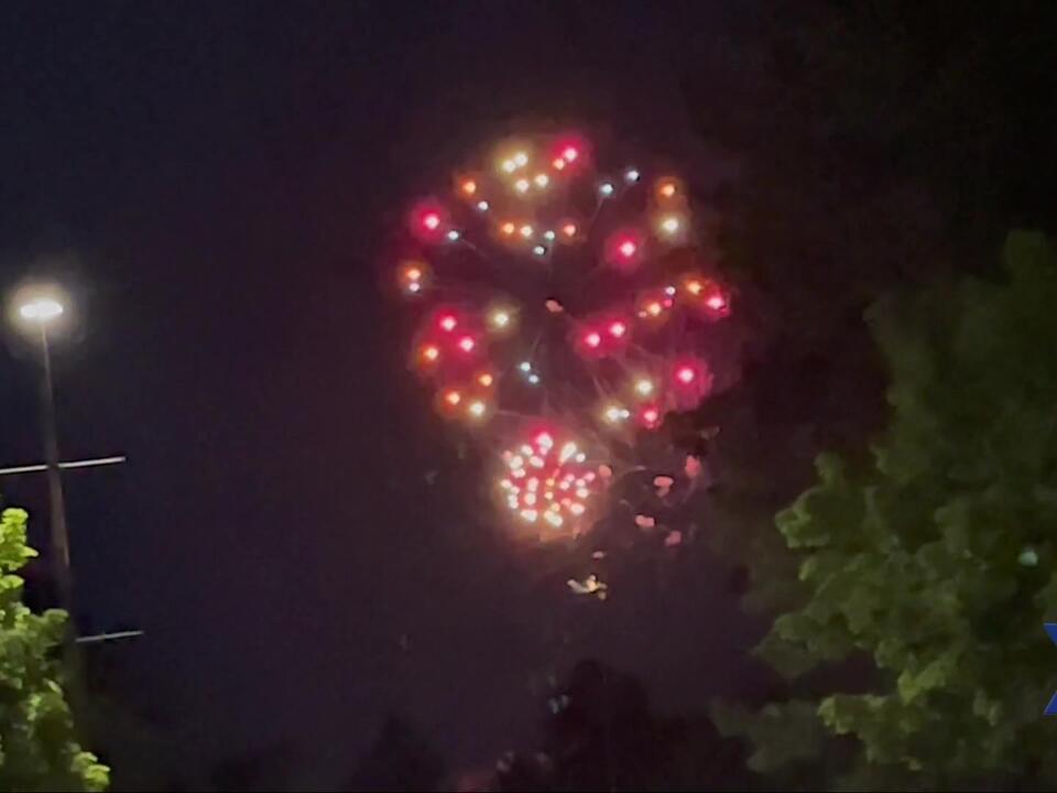 Fourth of July fireworks show from atop Pilot Butte sends up colorful ...