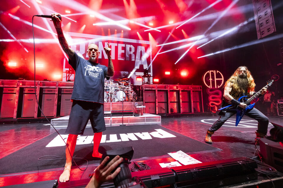’90s Rock Band Announces First-Ever Show in Historic Location - NewsBreak