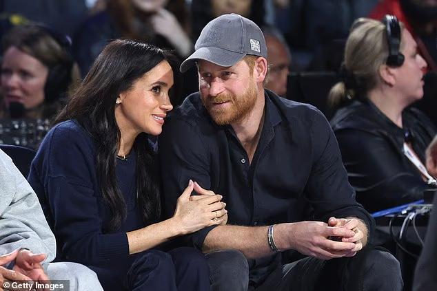 Meghan Markle cozies up to Prince Harry as they enjoy courtside date ...