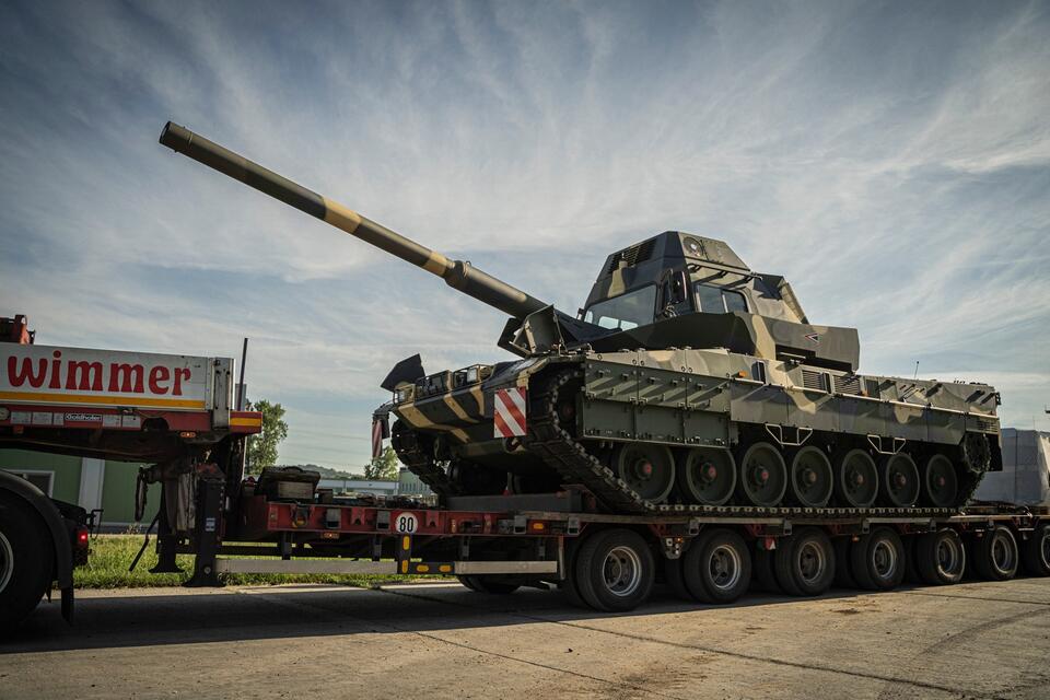 Hungary Receives Two Additional Leopard 2A7HU Battle Tanks - NewsBreak
