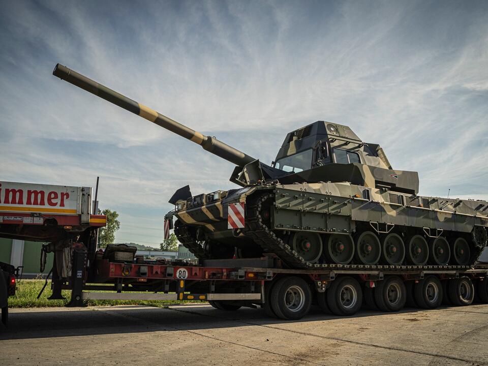 Hungary Receives Two Additional Leopard 2A7HU Battle Tanks