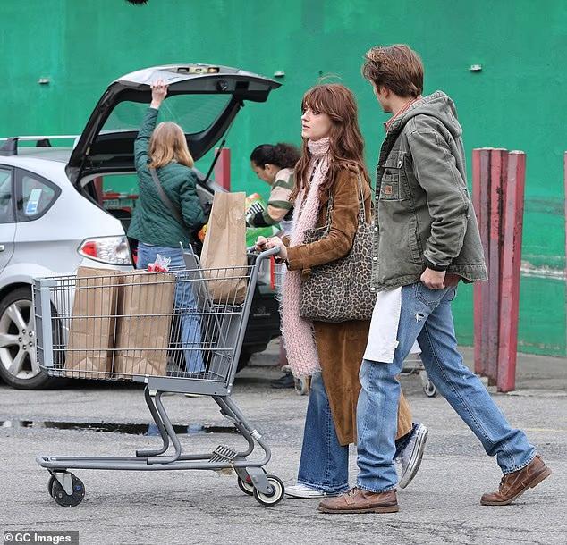 Daisy Edgar-Jones and Robert Pattinson seen on set of movie Here Comes ...