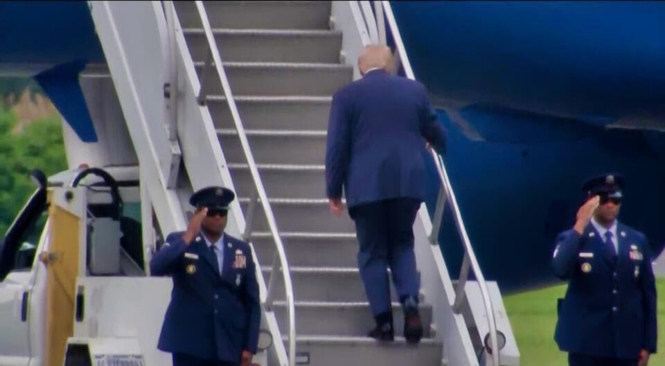Cameras Caught President Donald Trump Stumbling On Steps Of Air Force ...