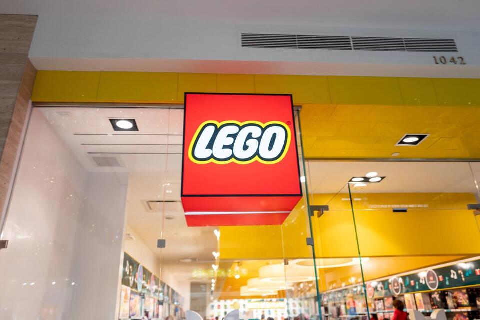 What is the Bricks and Minifigs lego scam scandal? Entire $200,000 ...