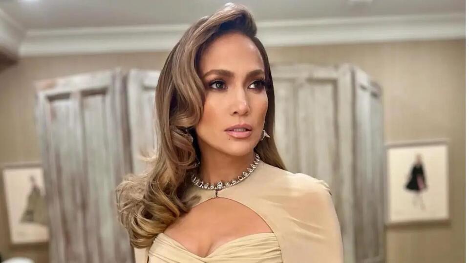 ‘No Way She Did That’: Jennifer Lopez Sparks Outrage After Spitting Gum ...