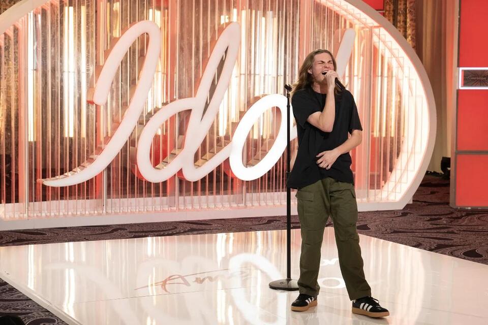 Carrie Underwood Joins 18-Year-Old ‘American Idol’ Contestant For Epic ...