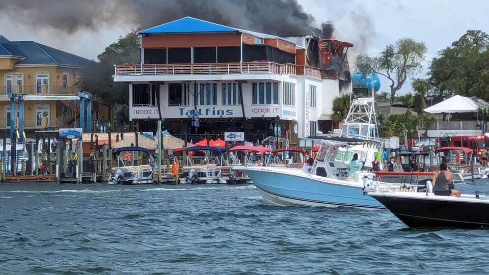 Firefighters respond to fire at Tailfins Waterfront Grill in Destin ...