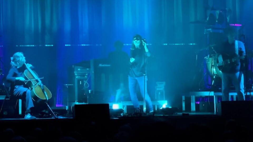 Watch Beth Gibbons break out Portishead's "The Rip" on the final show ...