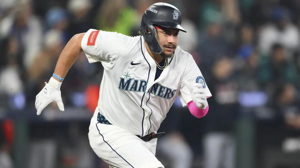 Mariners’ Josh Naylor attempts bizarre helmet block to prevent Blue ...