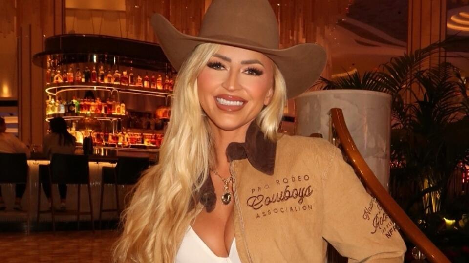 Ex-WWE Bombshell Danielle Moinet Stuns in a Curve-Hugging Western Look ...