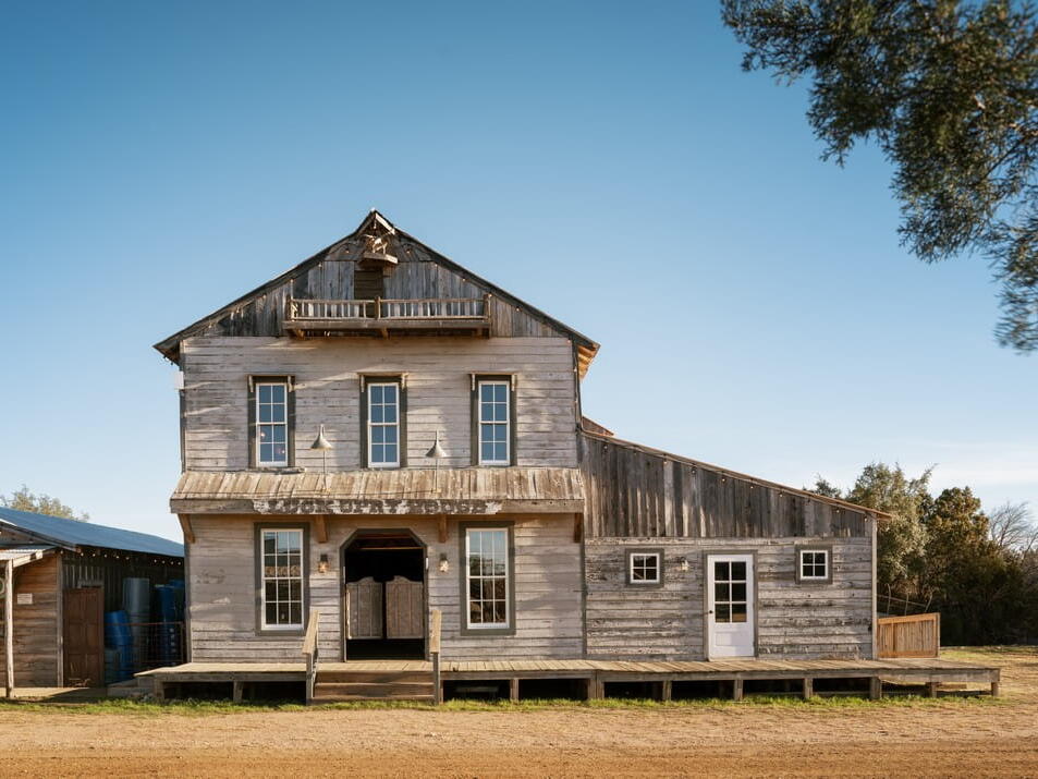 Luck Ranch Opry House and Saloon / Cushing Terrell