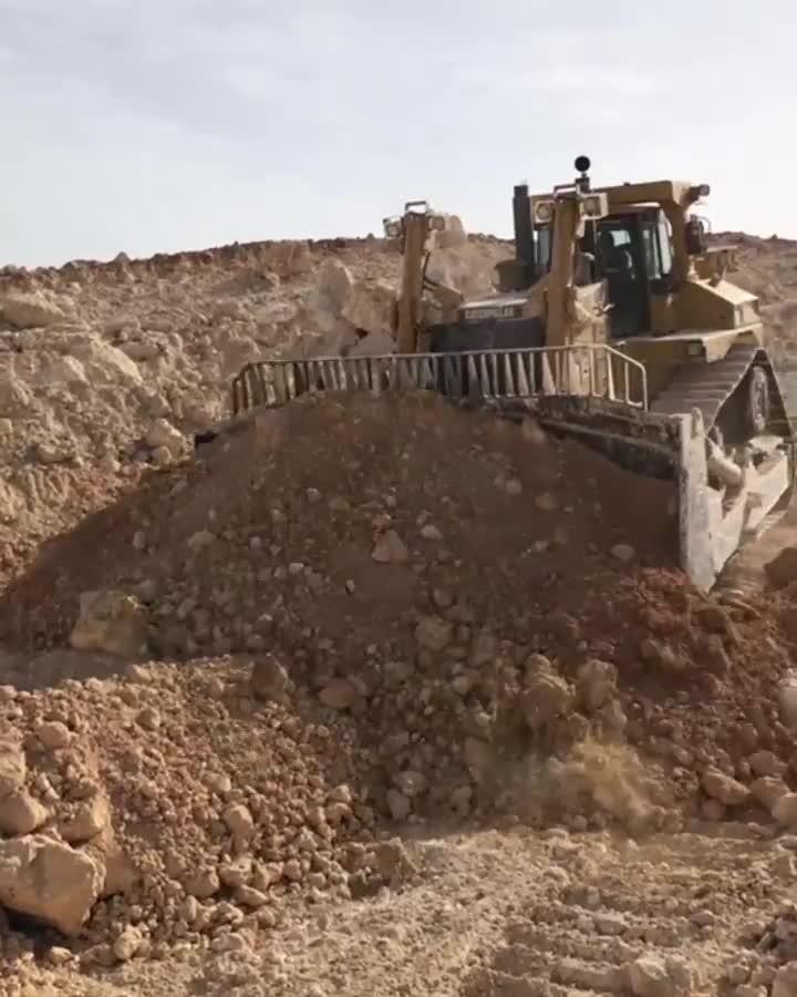 D11 dozer pushing former seabed into piles for loading Neat @zahidcat ...