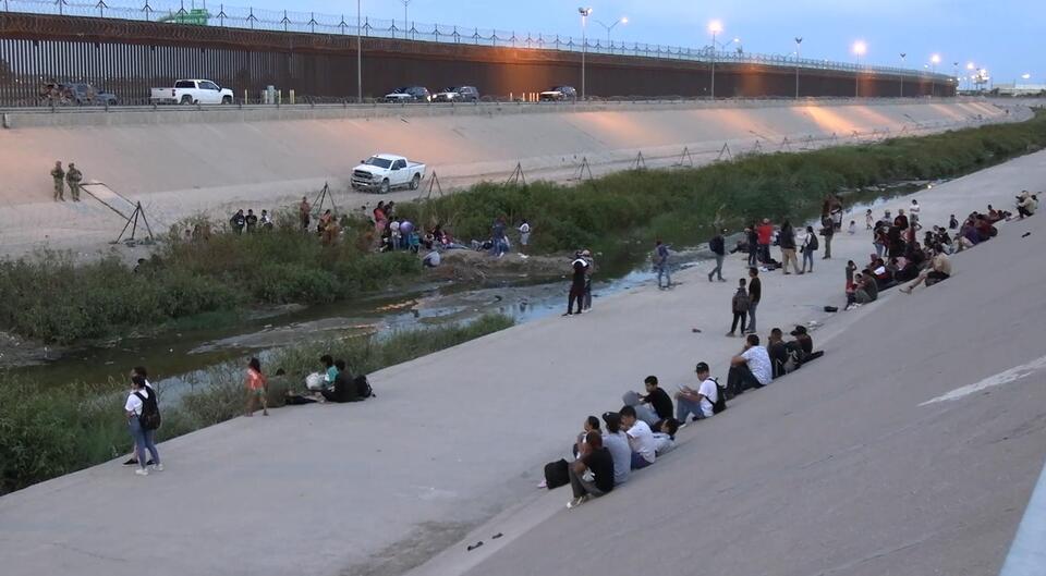 Texas National Guard turns back migrants at border wall near El Paso ...