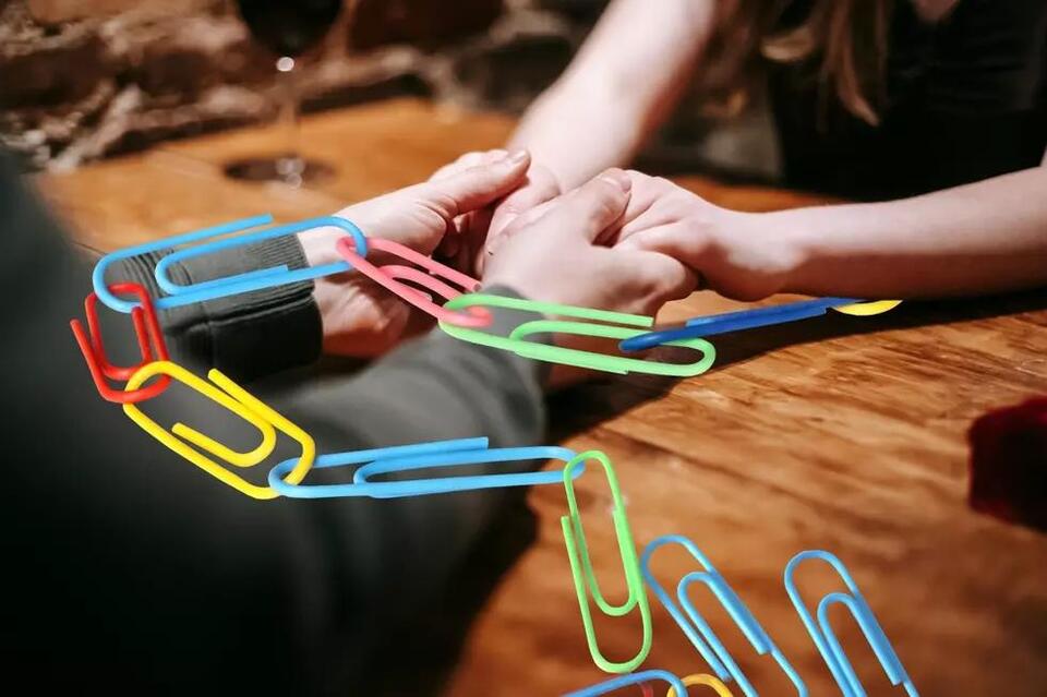 What is ‘Paperclipping’ and Why is It So Popular in the Dating World ...