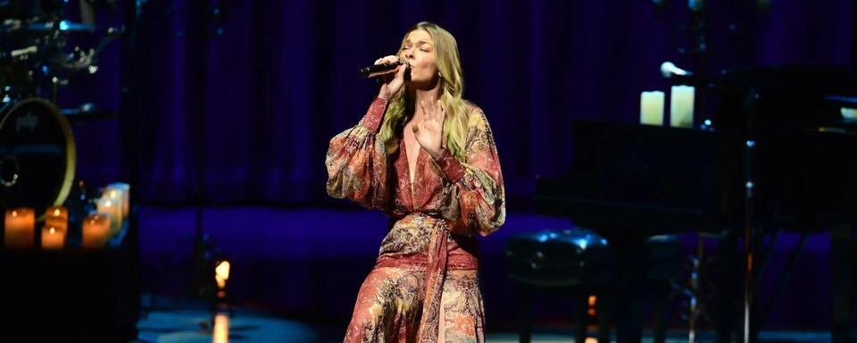 90s Country Icon’s Teeth Fall Out Mid-Performance During Washington ...