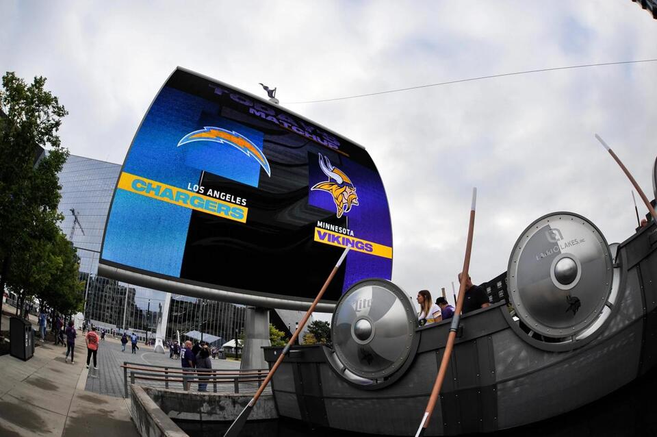 Thursday Night Football Fantasy Start/Sit: Carson Wentz, Keenan Allen ...