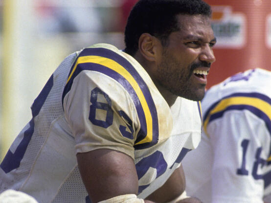 Steve Jordan Shows Love to Vikings & Saints With Air Jordans