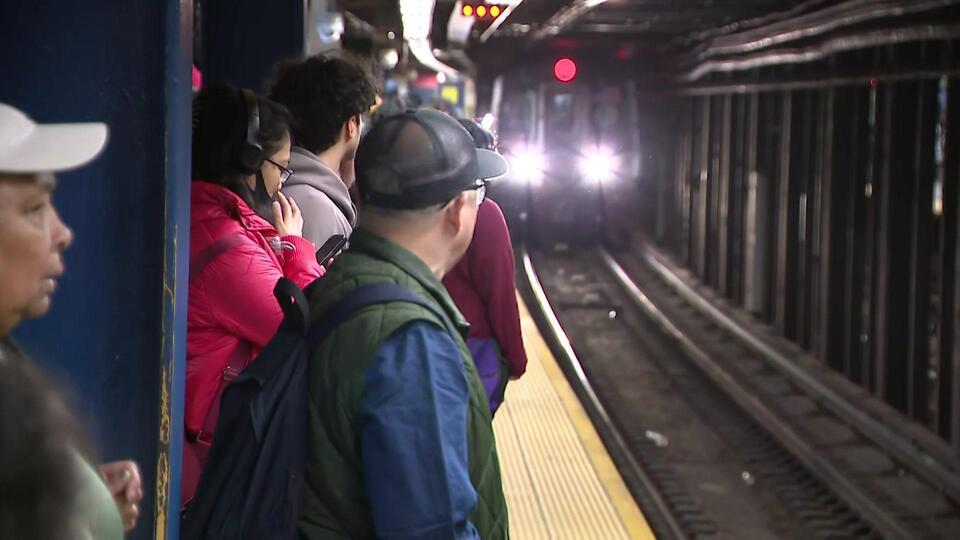 Police: 18-year-old killed after fainting, falling onto subway tracks ...