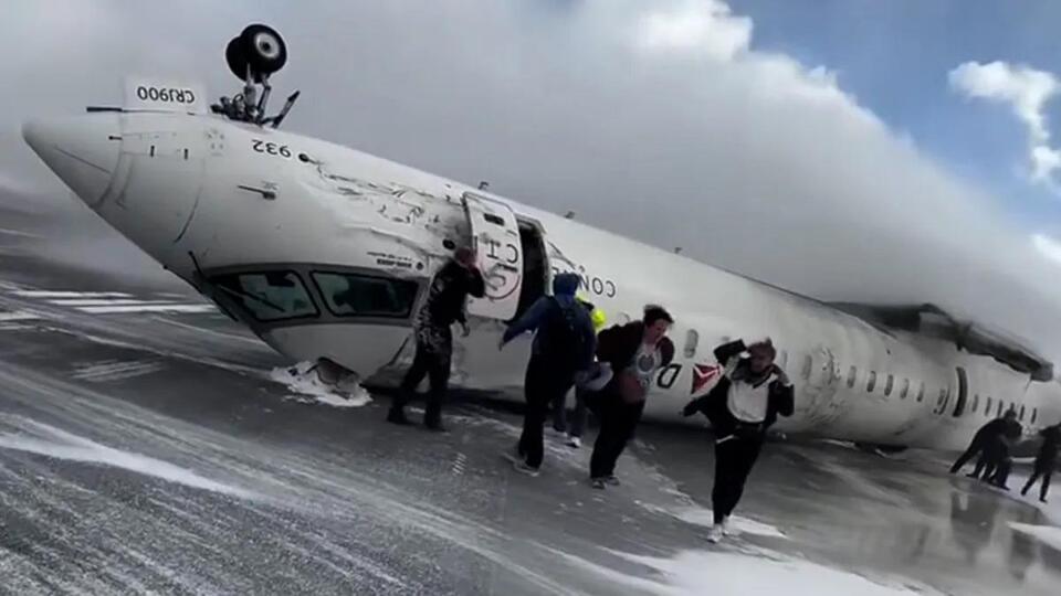 Video appears to show Toronto plane crash as Delta flight flipped on ...
