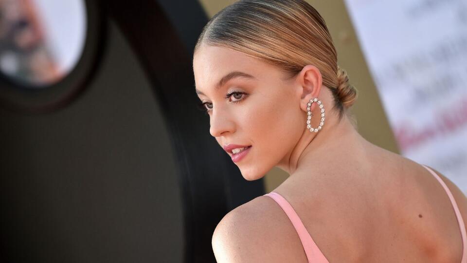 Sydney Sweeney Bares Her Back Completely in New Photos - NewsBreak