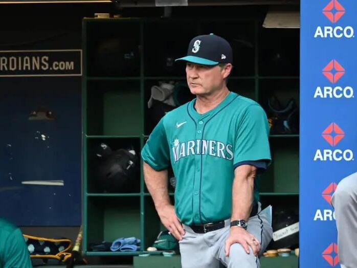 Seattle Mariners fire manager Scott Servais, hitting coach Jarret DeHart