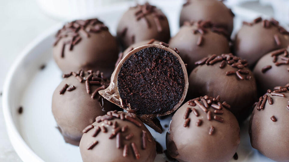 Homemade Chocolate Cake Balls: Easy, Customizable, and Delicious Treats ...