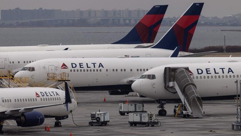 Best & Worst Performing Airlines of 2022 Ranked by Department of ...