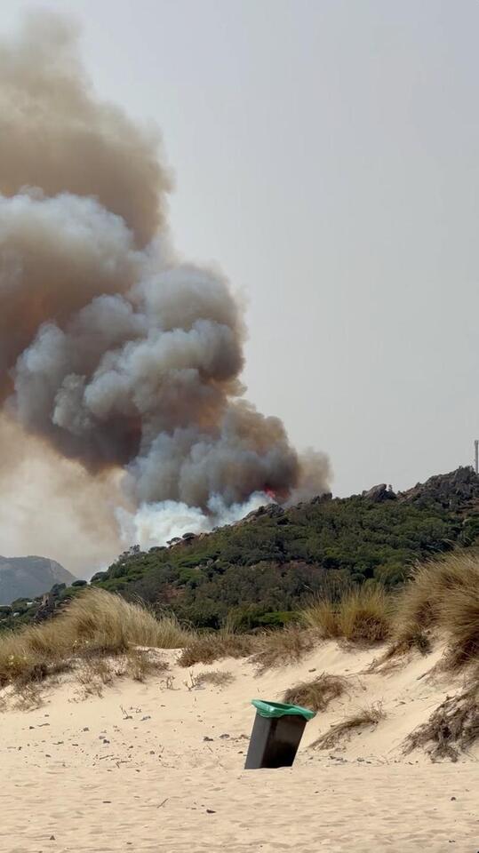 Spanish wildfires rage as tourists forced to evacuate holiday hotspot ...