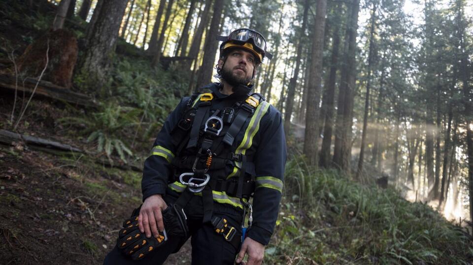 Max Thieriot Teases ‘Driven’ Bode in ‘Fire Country’ Season 5 - NewsBreak